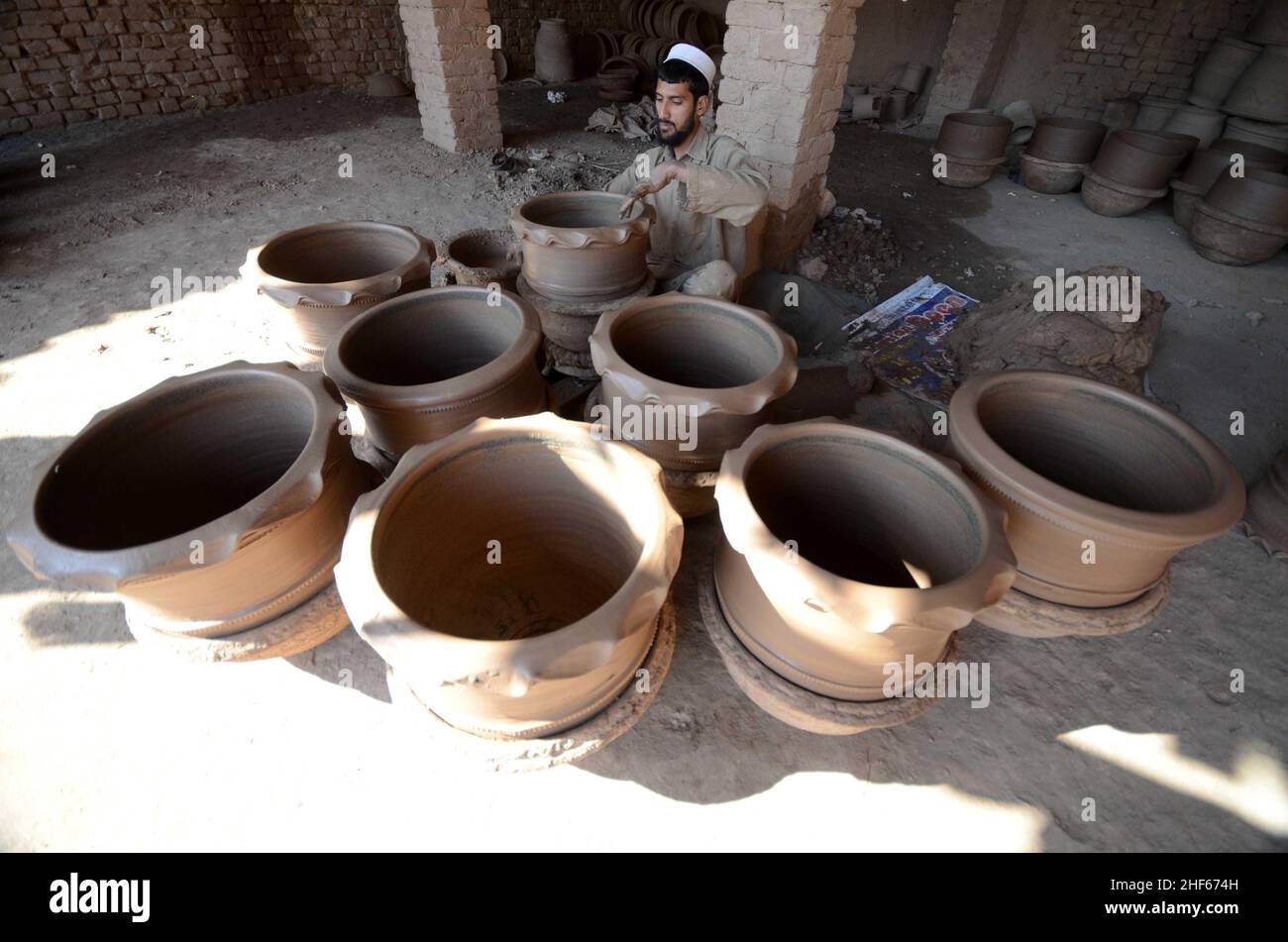 Peshawar, Peshawar, Pakistan. 14th Jan, 2022. A vendor making ...
