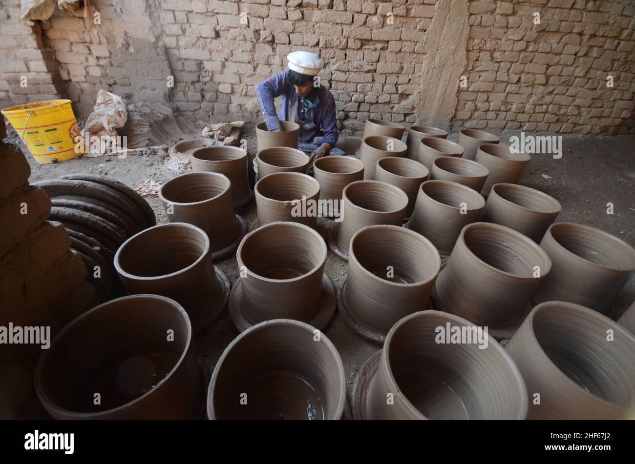 Peshawar, Peshawar, Pakistan. 14th Jan, 2022. A vendor making ...