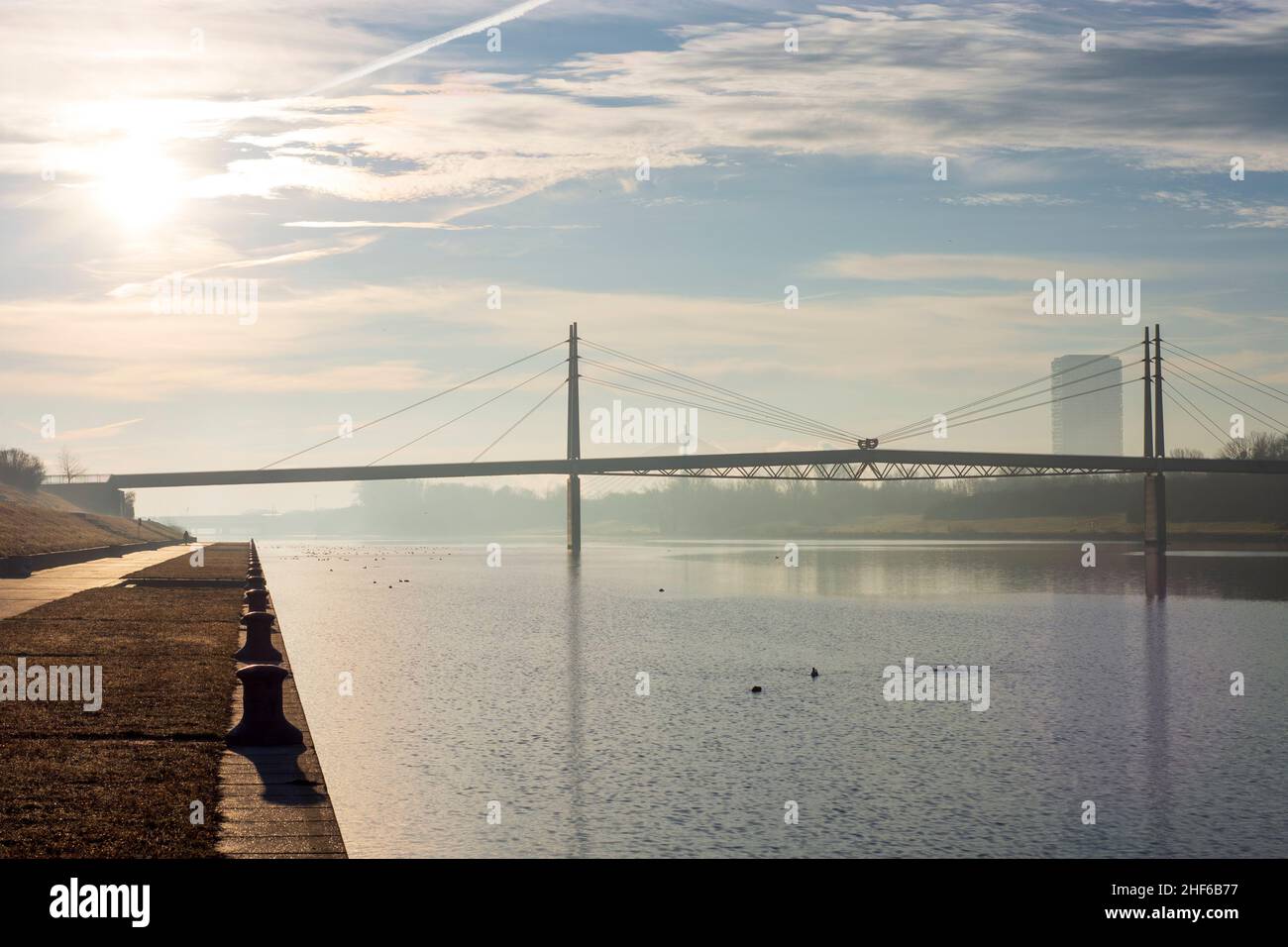 Wien, Vienna: bridge Kaisermühlenbrücke above river Neue Donau (New ...