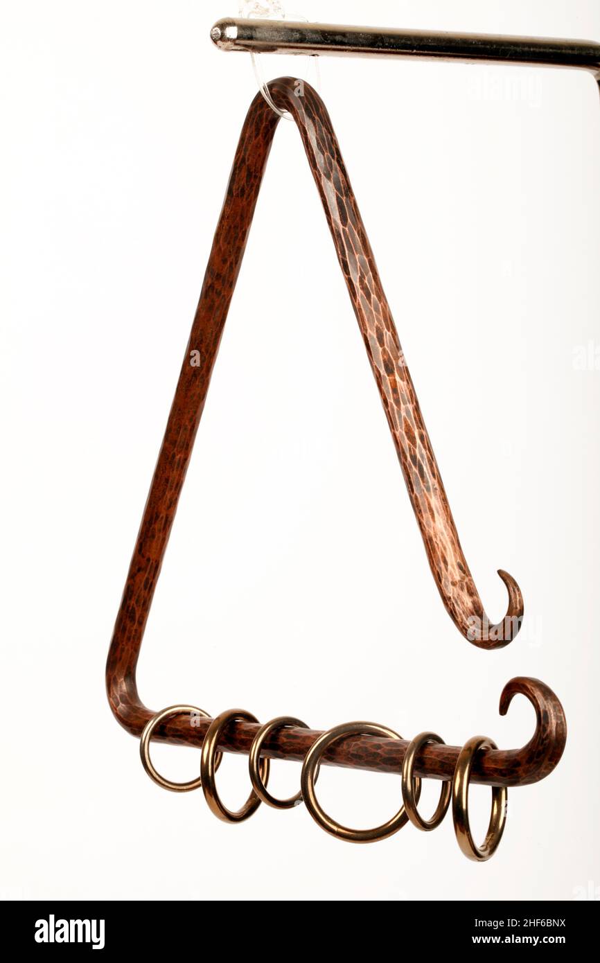 Hand hammered bronze triangle with rings to create an original buzzing ...