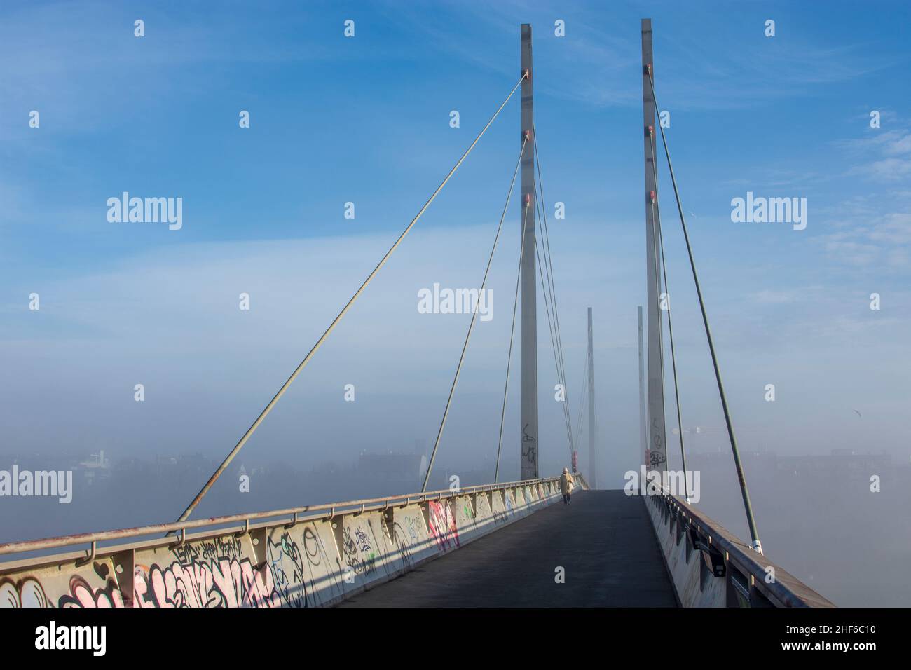 Wien, Vienna: bridge Kaisermühlenbrücke above river Neue Donau (New ...
