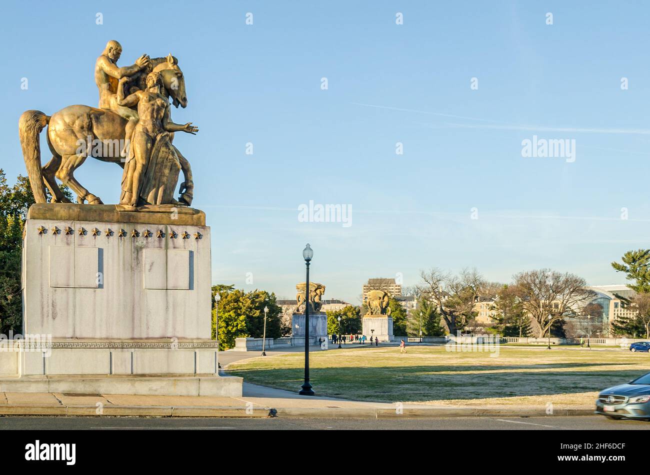 Empty park statue pedestal hi-res stock photography and images - Alamy