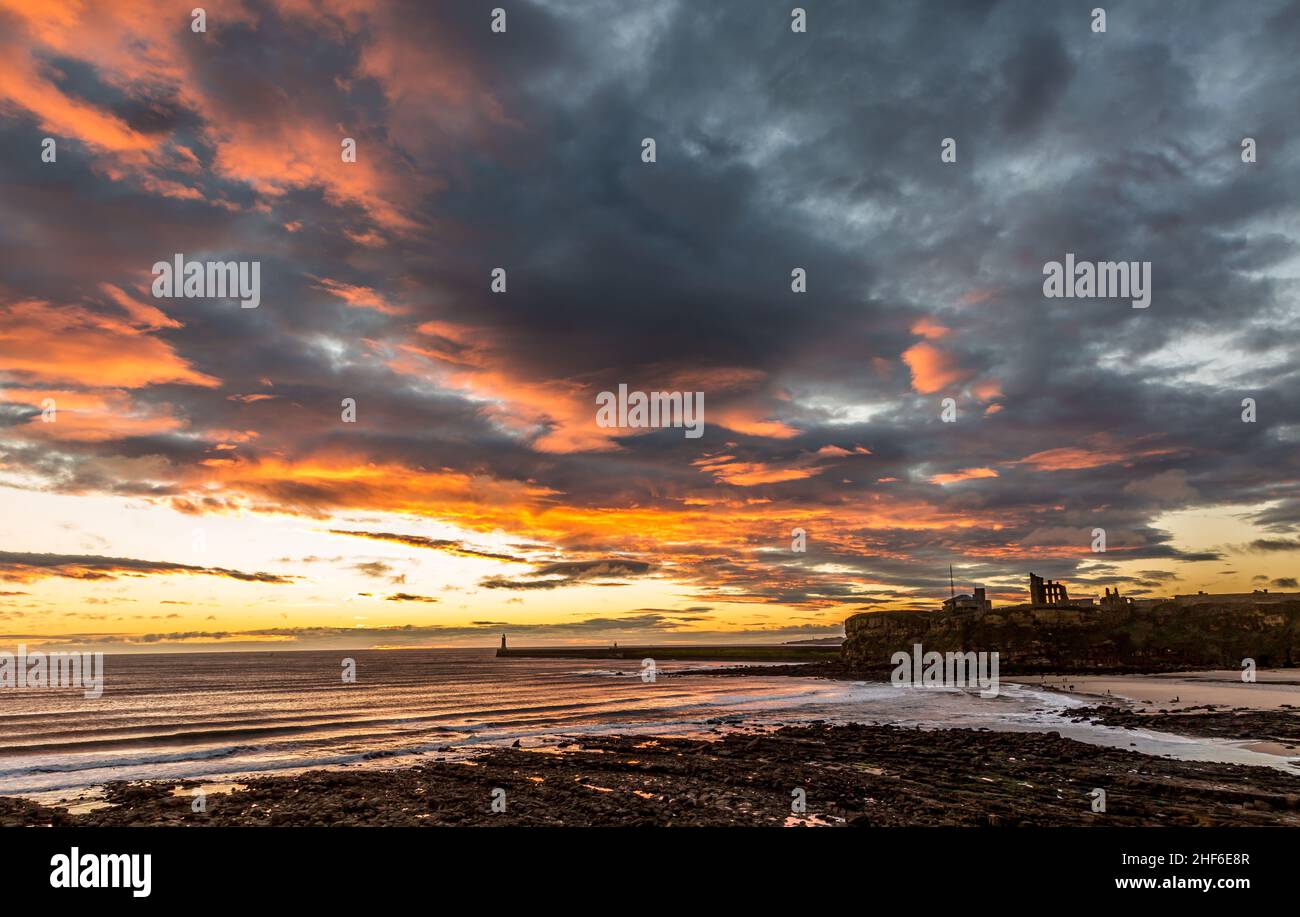 King edwards bay and tynemouth priory hi-res stock photography and ...