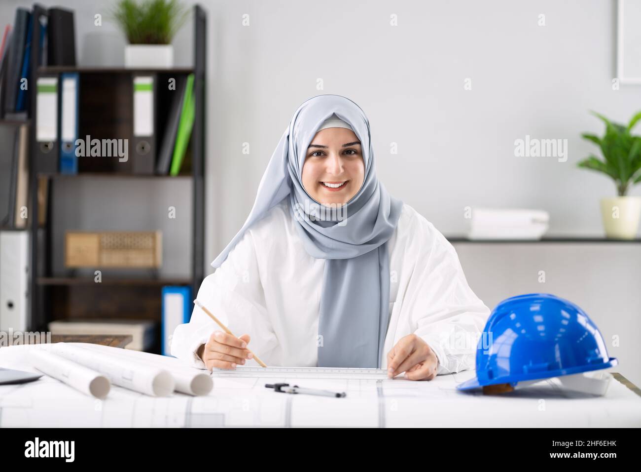 Arabic female engineer hi-res stock photography and images - Alamy