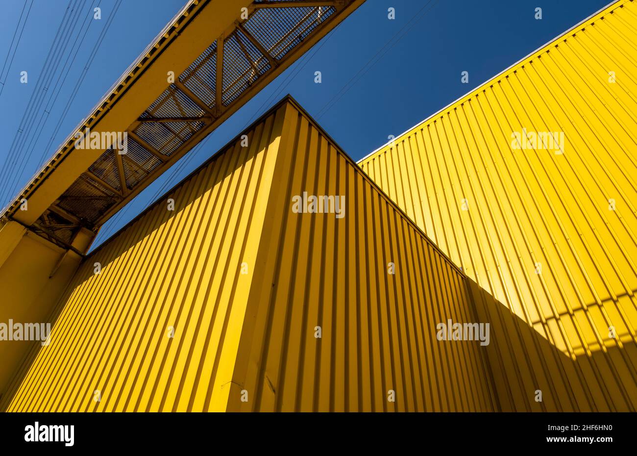 Yellow with blue sky hi-res stock photography and images - Alamy
