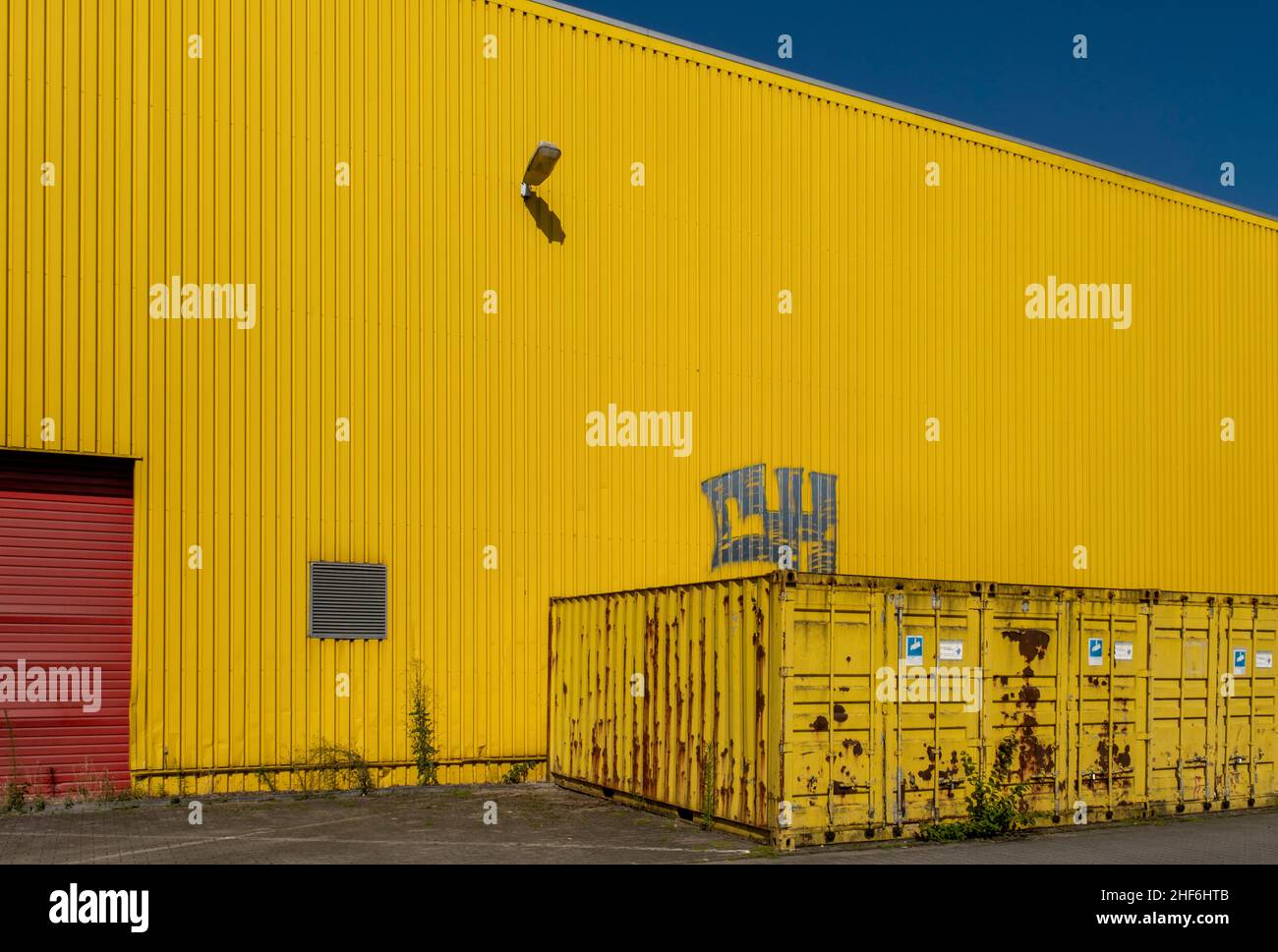 yellow warehouse, container, graffiti Stock Photo - Alamy