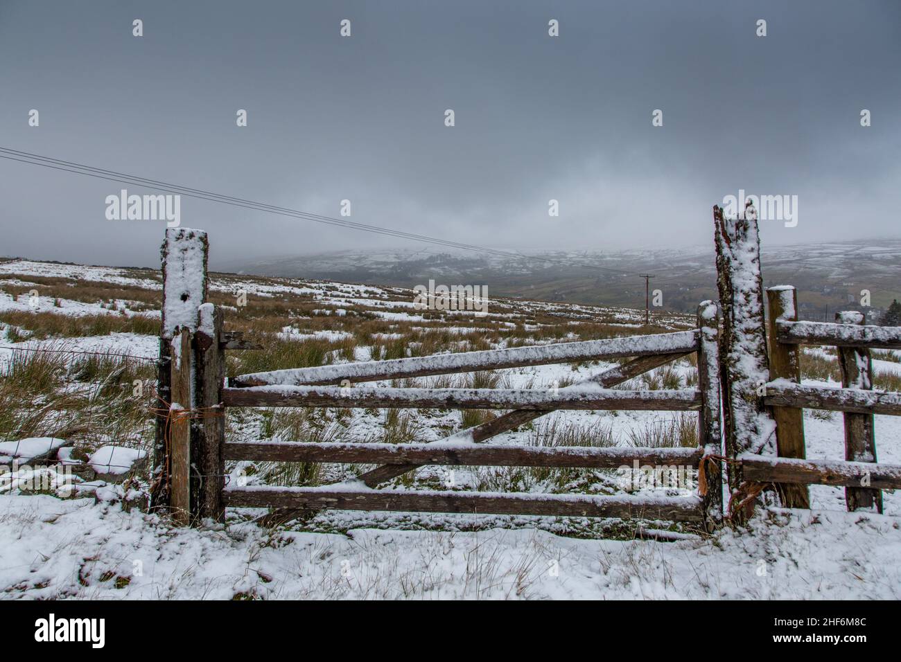 Overhead gate hi-res stock photography and images - Alamy