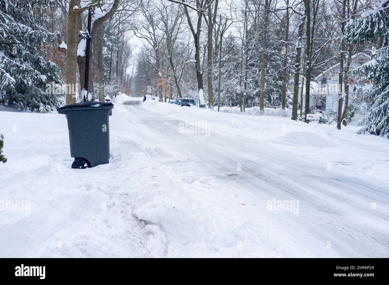 Snowy suburban street hi-res stock photography and images - Alamy