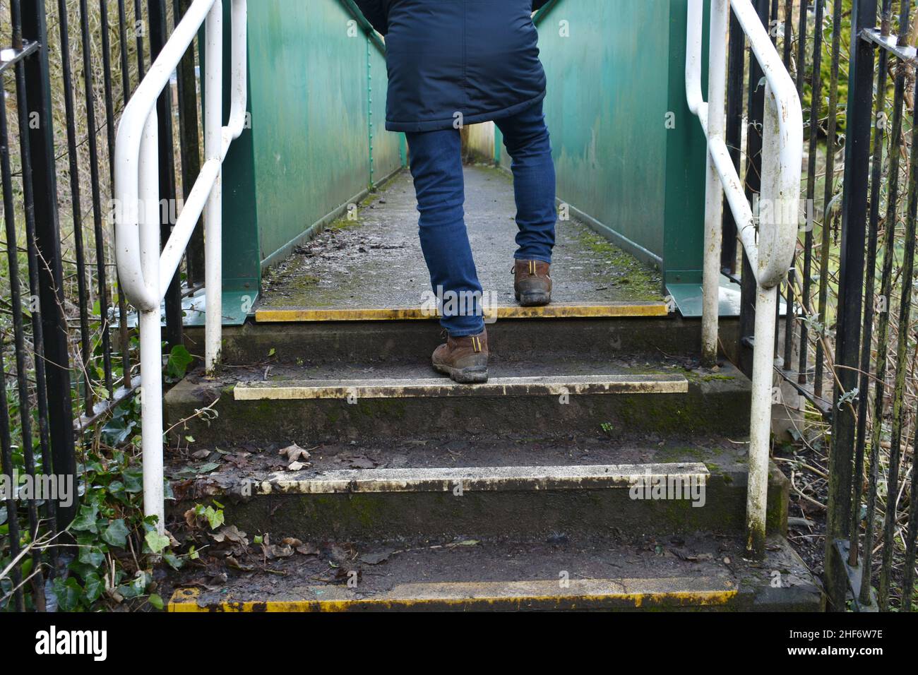 Communting walking hi-res stock photography and images - Alamy