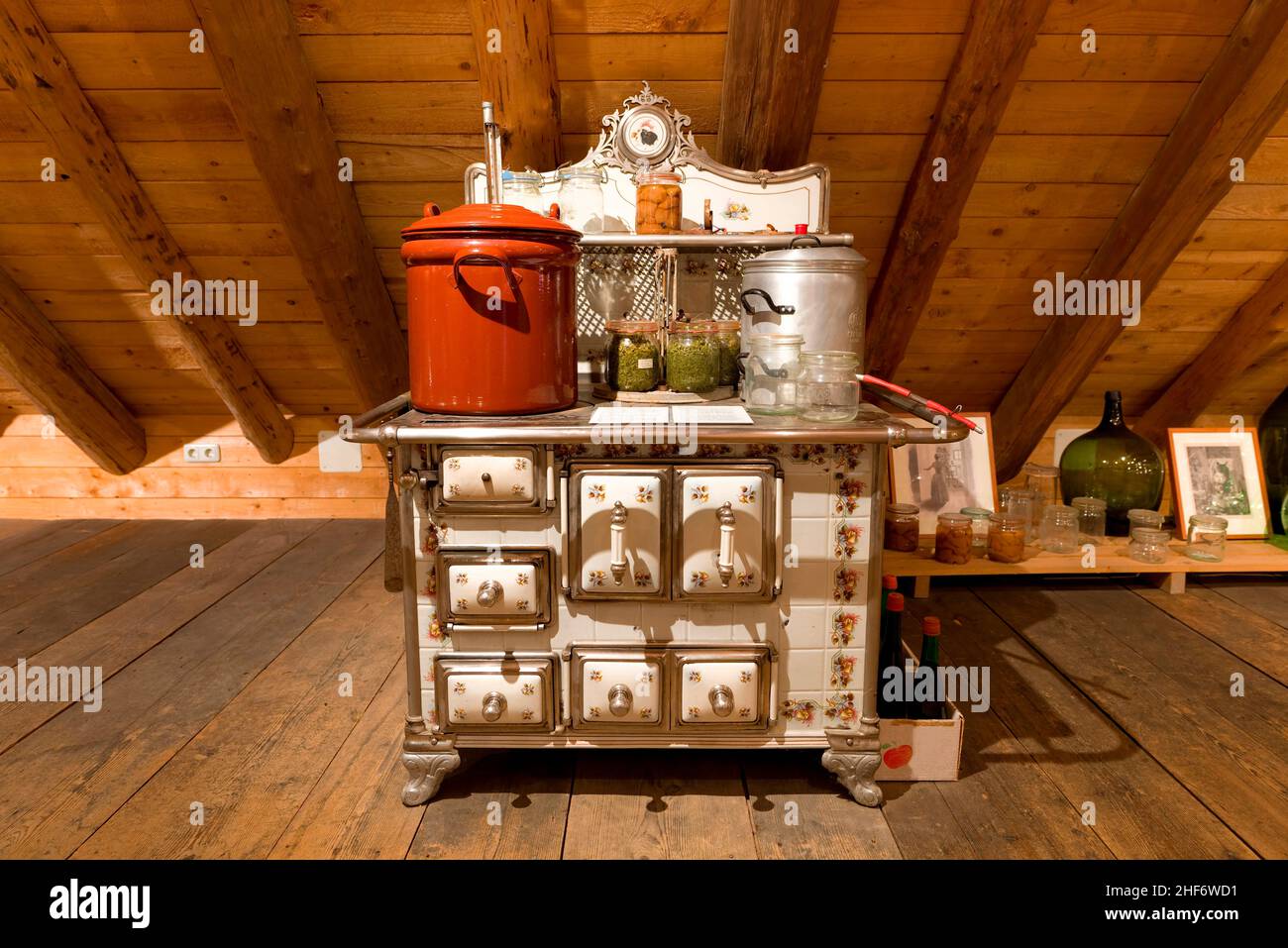 Old fashioned wood stove hi-res stock photography and images - Alamy