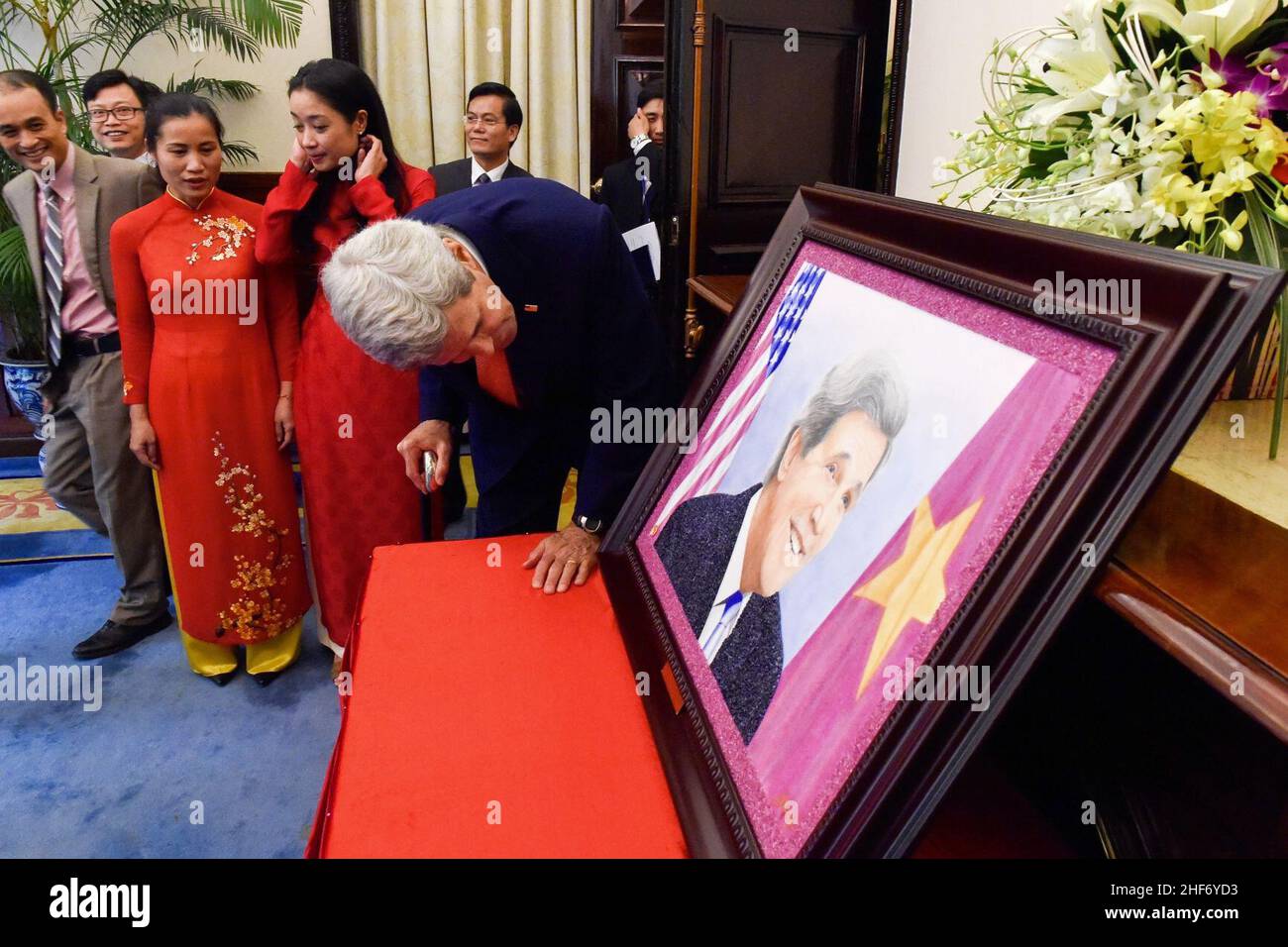 Secretary Kerry Examines a Portait Made to Commemorate the 20th ...