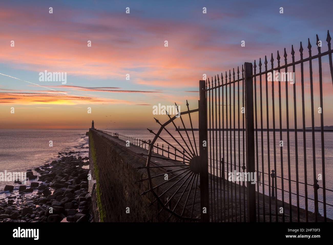 Tynemouth pier hi-res stock photography and images - Alamy