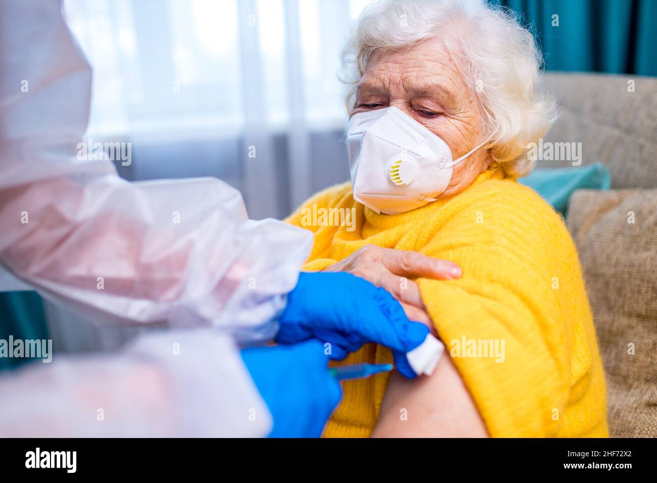 Doctor injection woman hi-res stock photography and images - Alamy