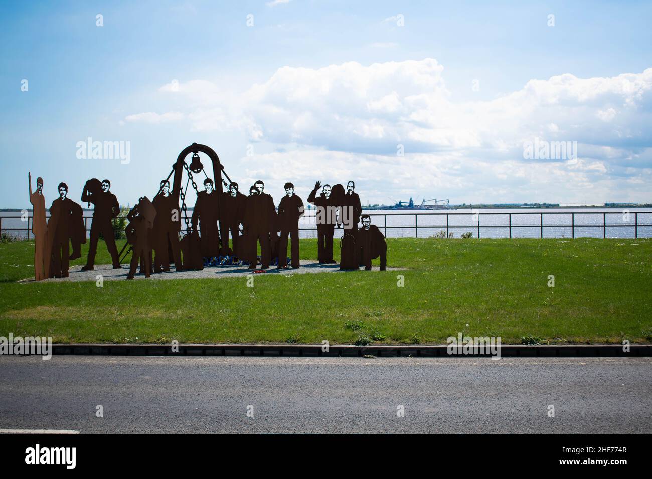 The Memorial to Hull’s Lost Trawlermen, St Andrews Quay Retail Park ...