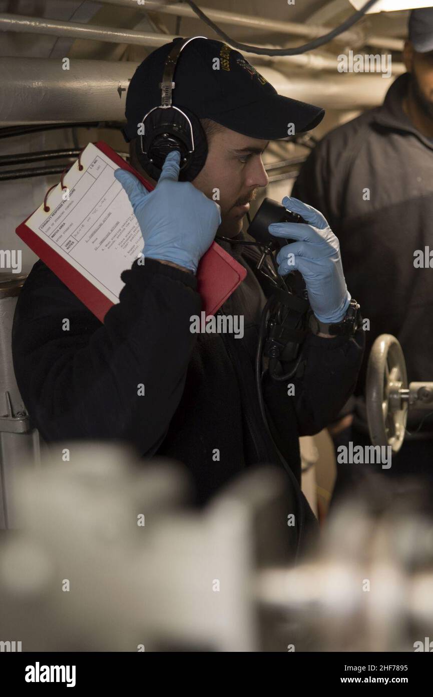 Seamanship Training Team Drill 170111 Stock Photo - Alamy