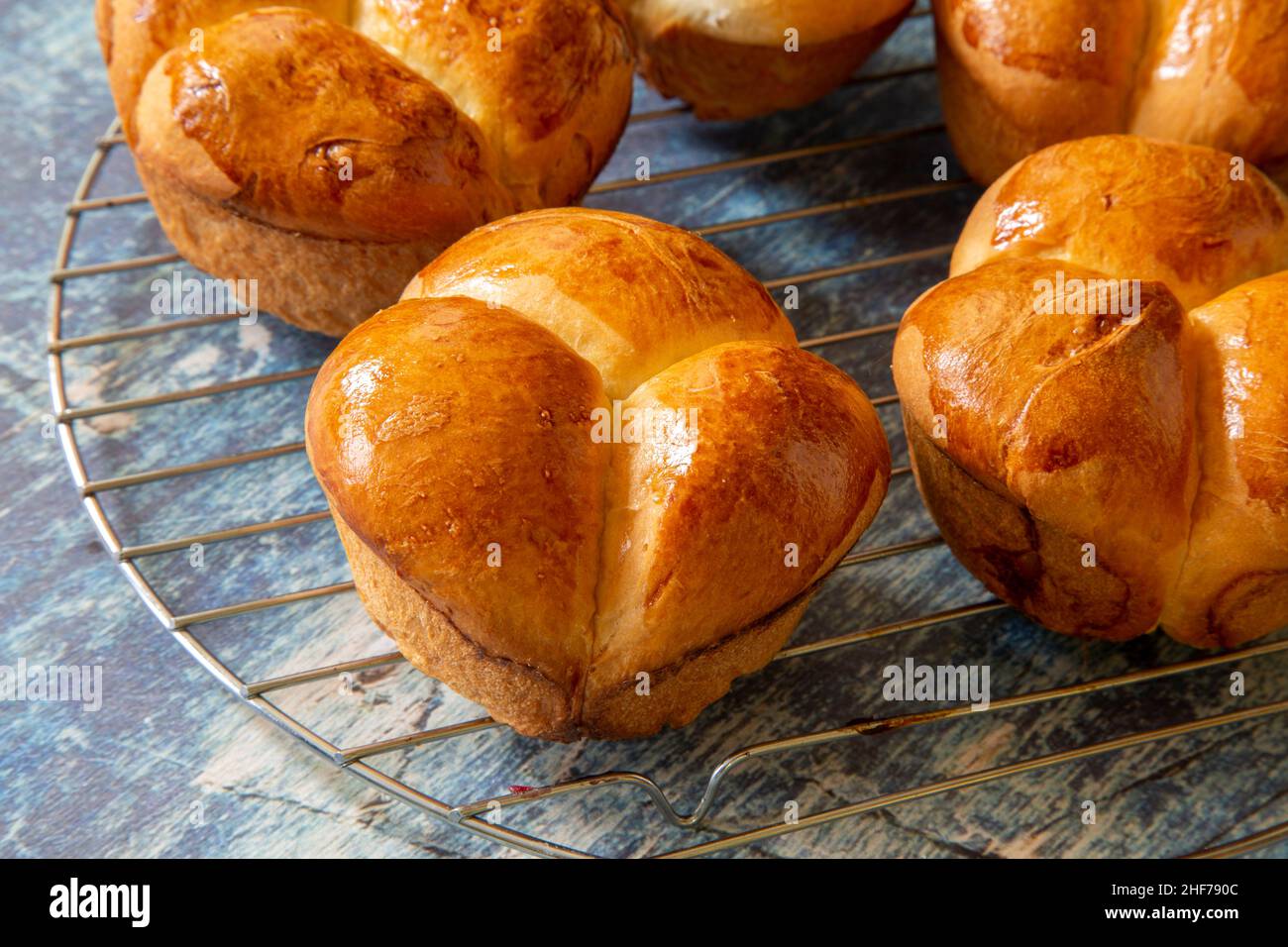 Freshly baked bread rolls cooling hi-res stock photography and images ...