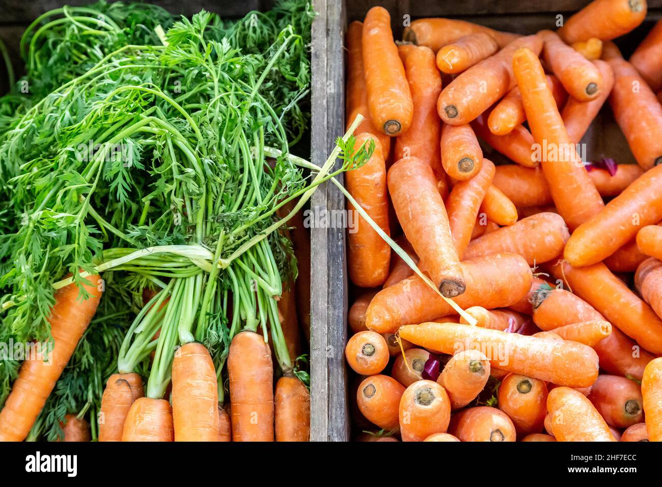 Carrots for sale on a farmers market stall Stock Photo - Alamy