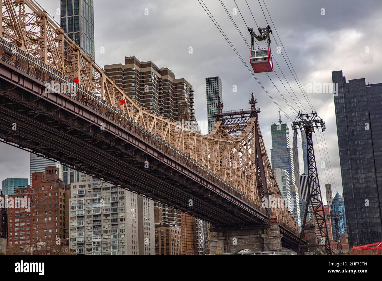 USA, New York City, Manhattan, Roosevelt Island, Queensboro Bridge ...