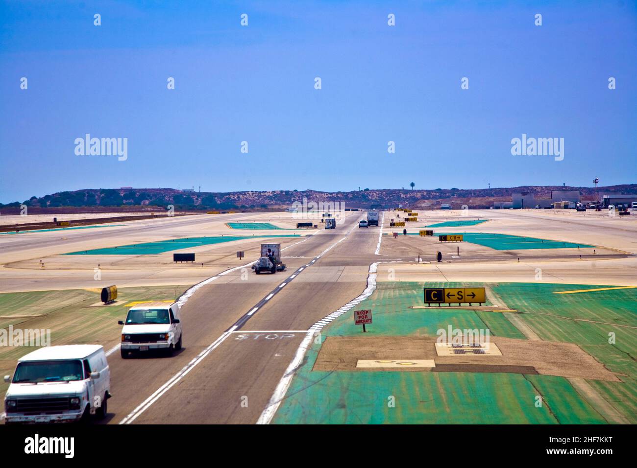 taxi way with cars at the international Airport in Los Angeles Stock ...