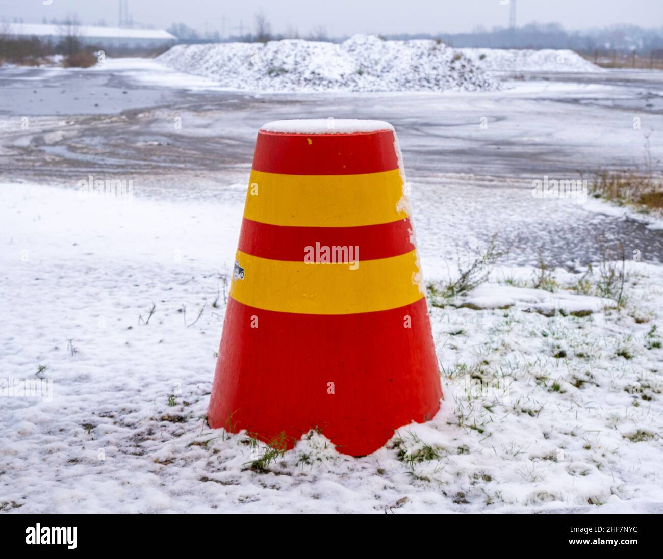 yellow red bollard, snow, cordon Stock Photo - Alamy