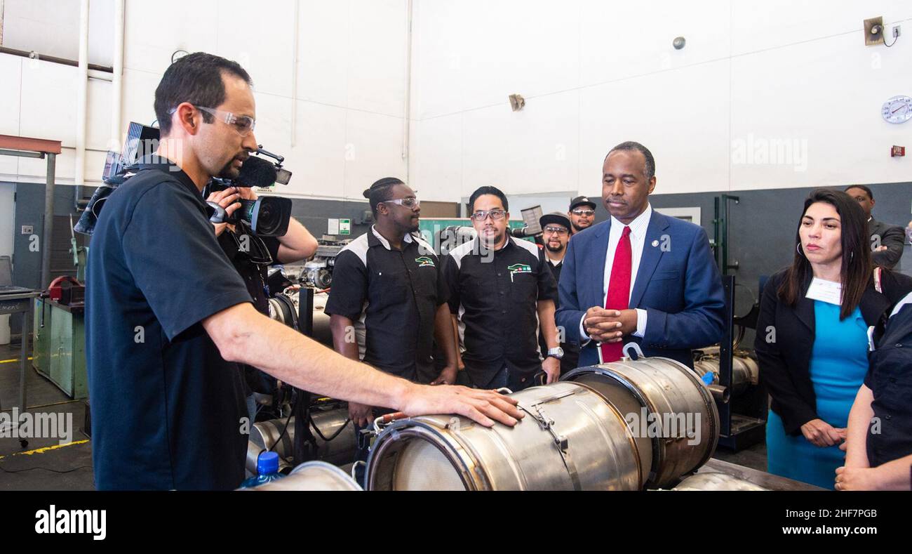 Secretary Carson Visits Los Angeles (41025161184 Stock Photo - Alamy
