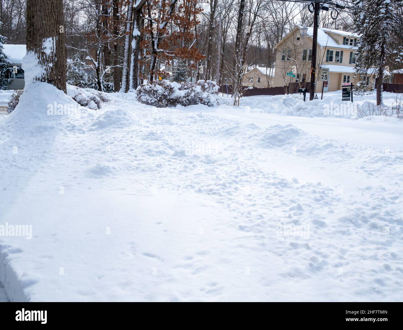 Snow covered house front yard hi-res stock photography and images - Alamy