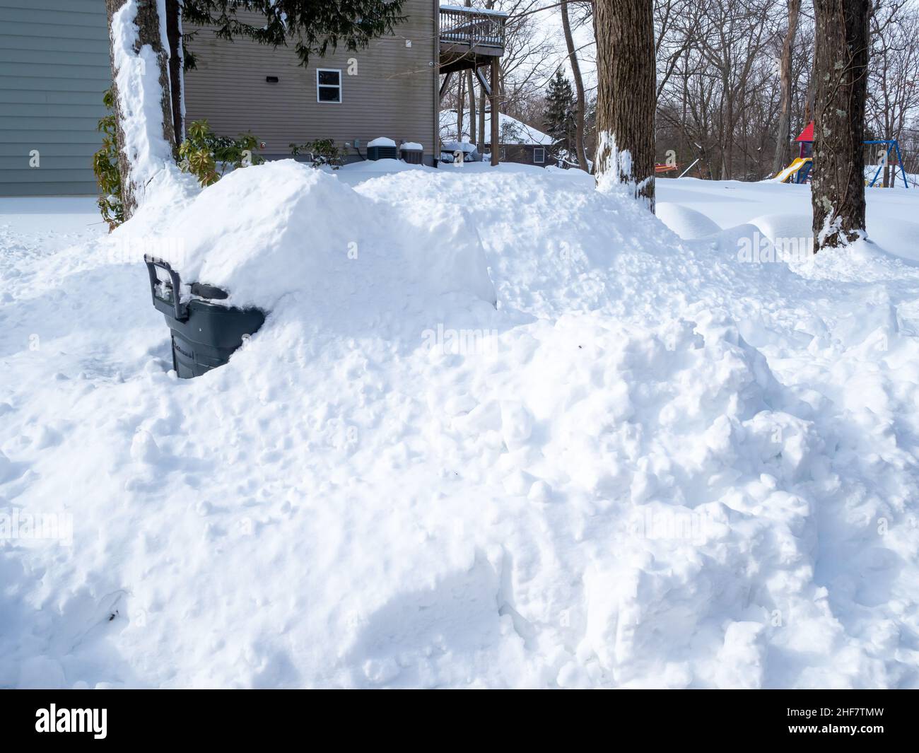 Mounds of garbage cans hi-res stock photography and images - Alamy