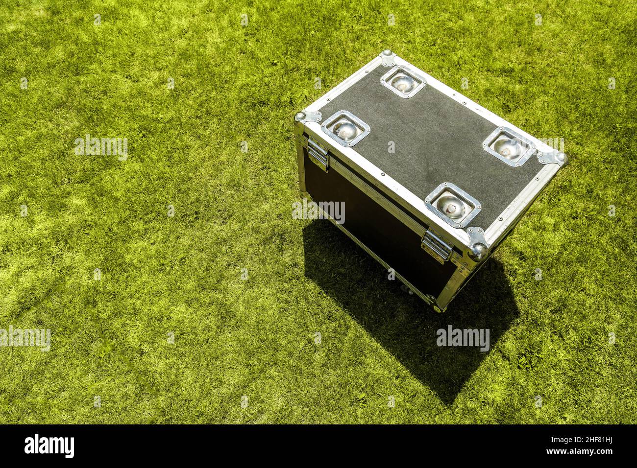 Reinforced containers for transportation in delivery of valuable and ...