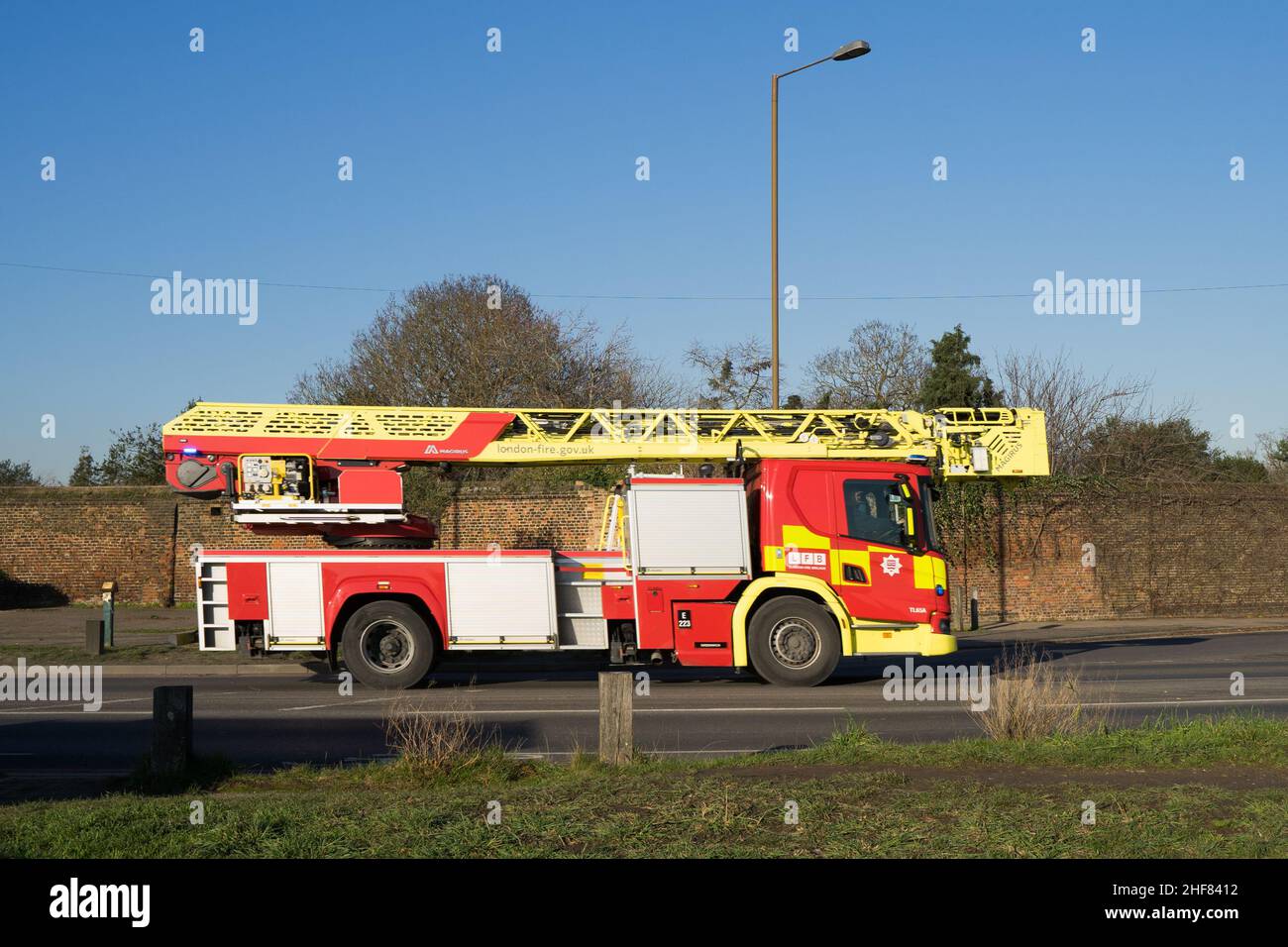 LFB fire engine carries onboard ladder rushing to a house fire in ...