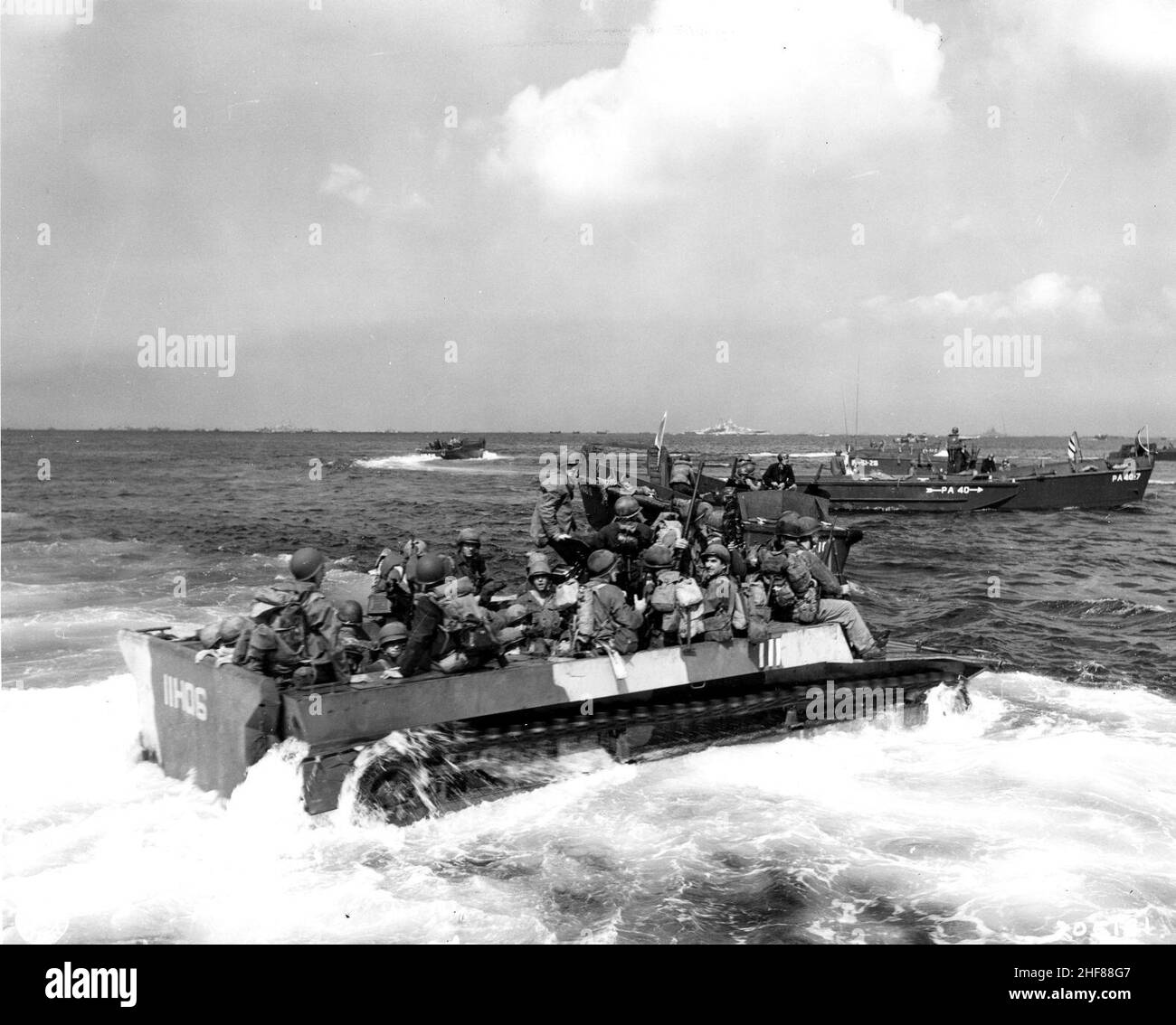 SC 205191 - INVASION OF OKINAWA. Men of 7th Infantry Division head for ...