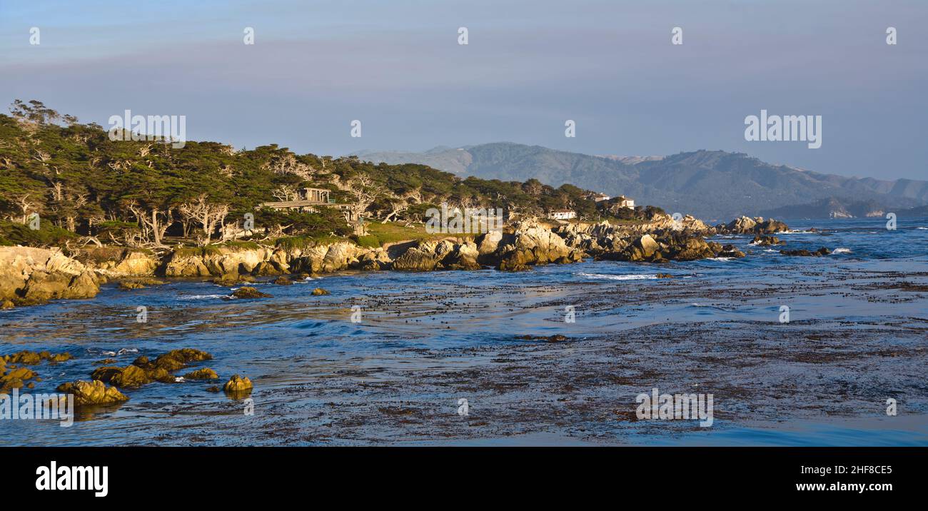Houses big rock pacific coast highway hi-res stock photography and ...