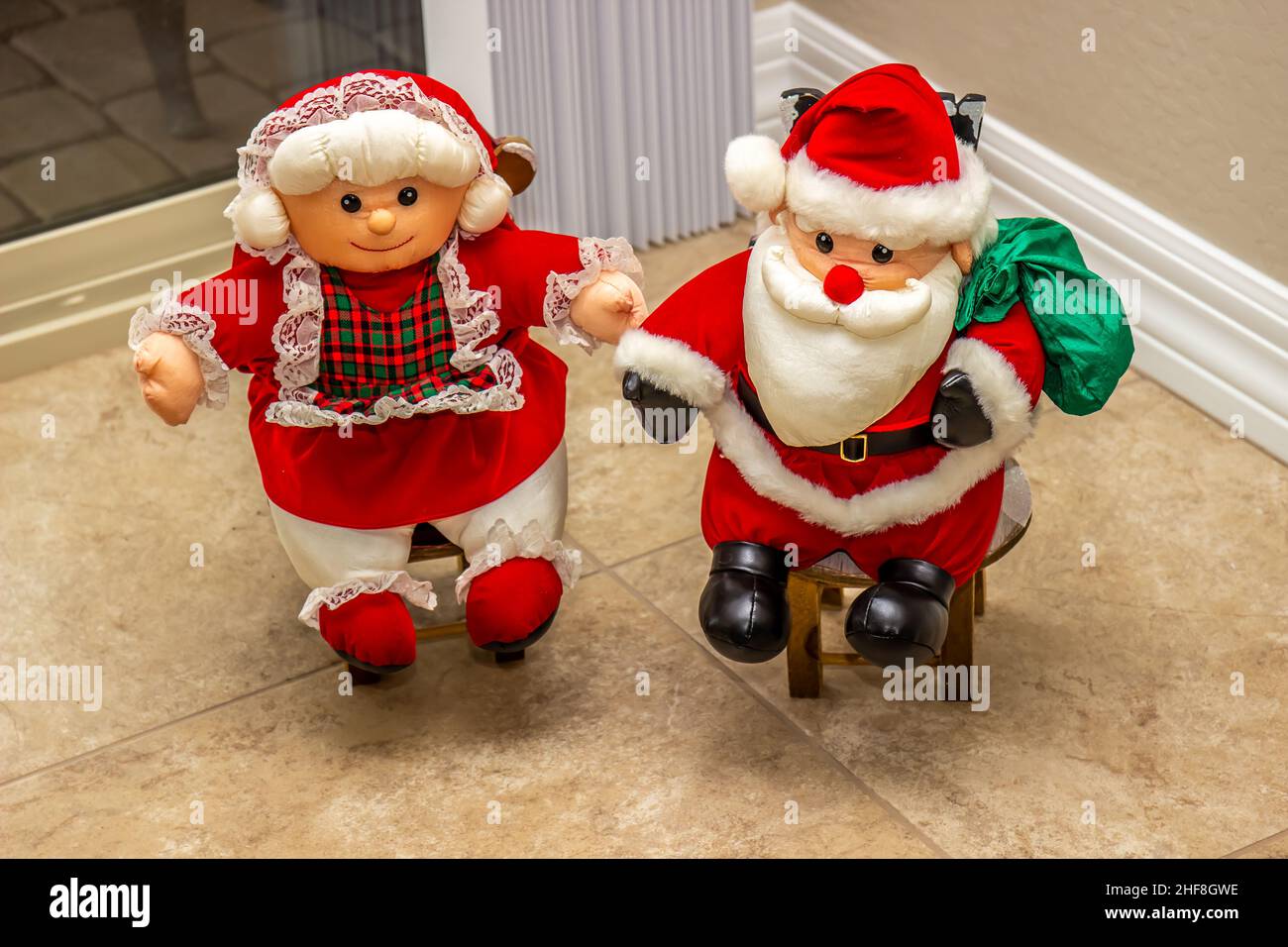 Mr and mrs claus hi-res stock photography and images - Alamy