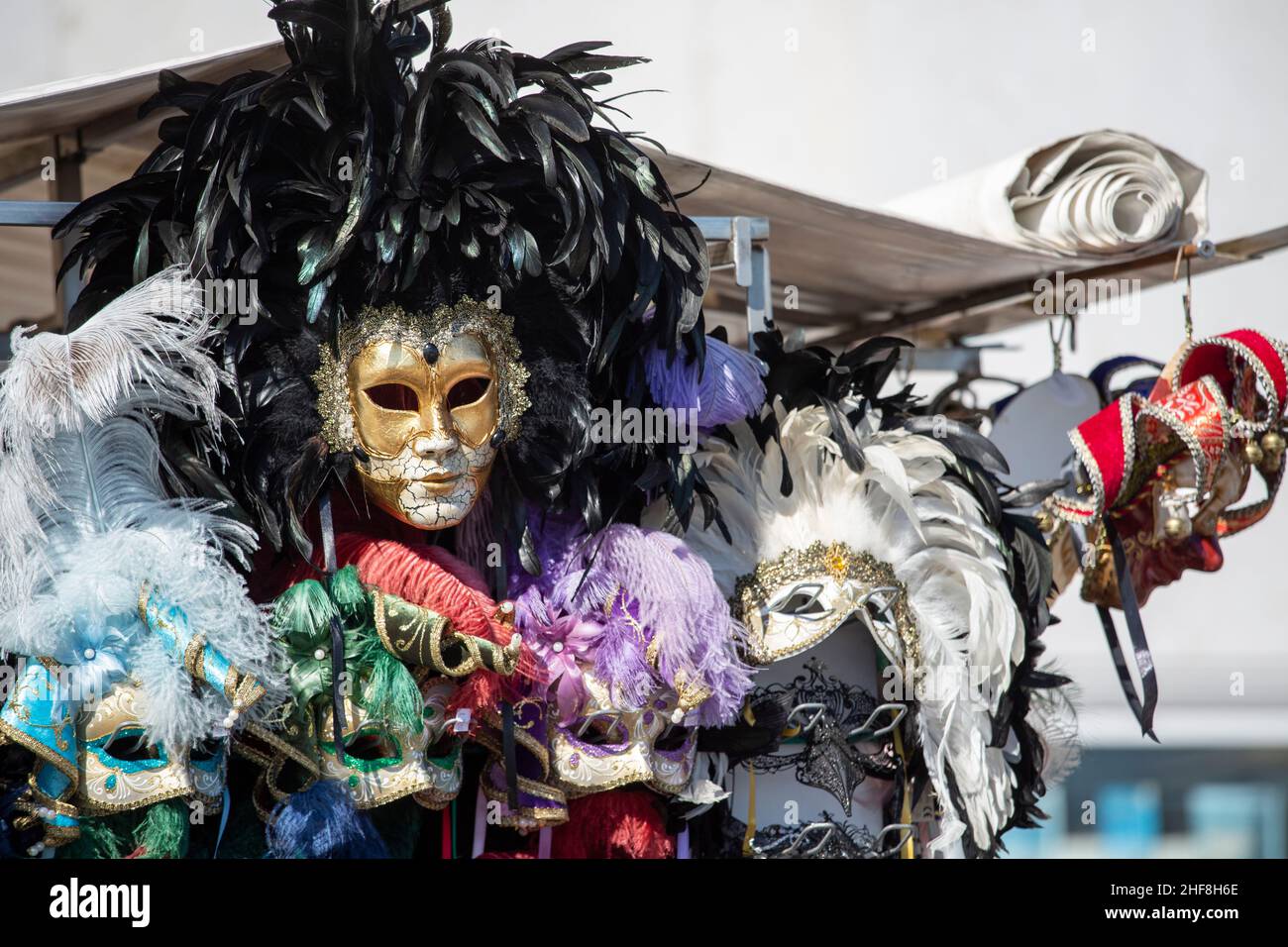selection of venetian masks and colourful feather plumes Stock Photo ...