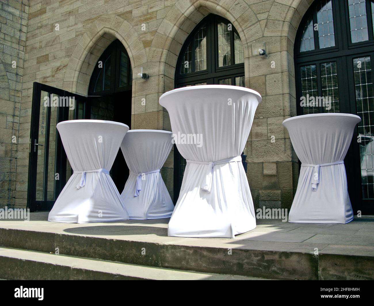 Poser table hi-res stock photography and images - Alamy