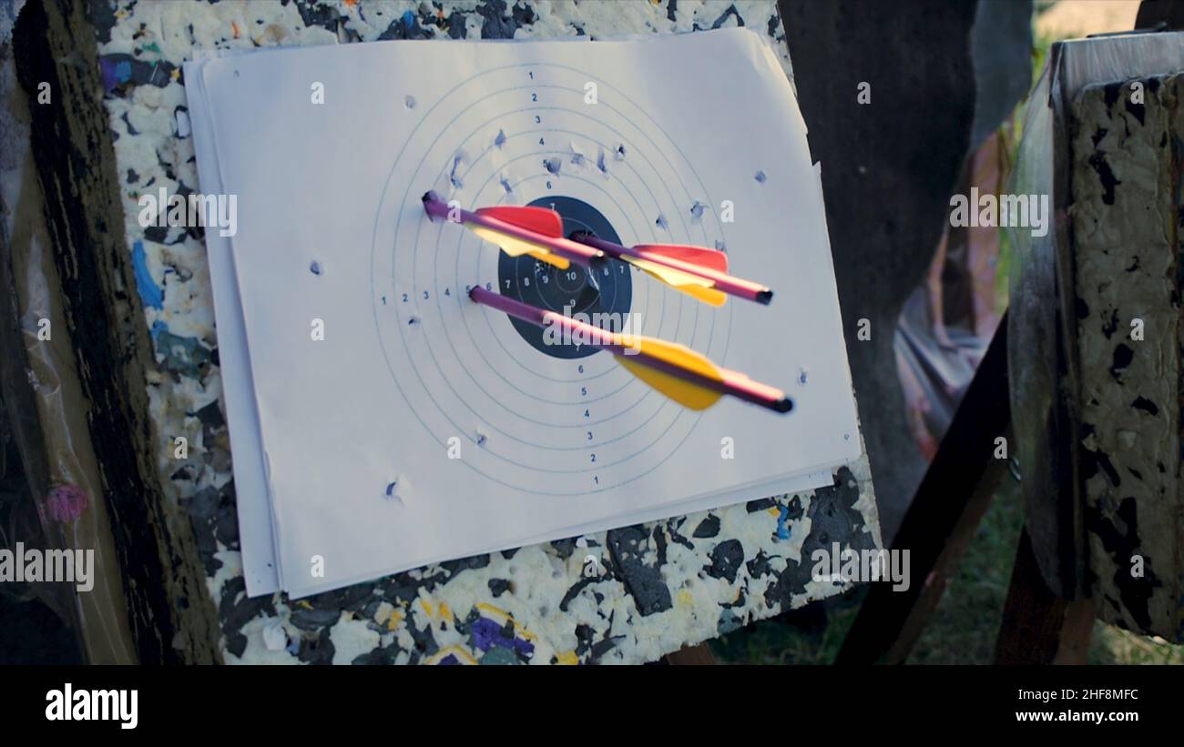 Arrows in archery target boards hi-res stock photography and images - Alamy