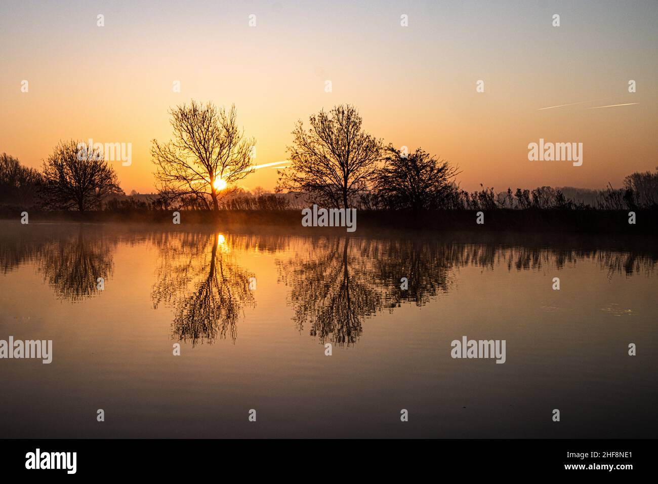 Red sky reflections hi-res stock photography and images - Alamy