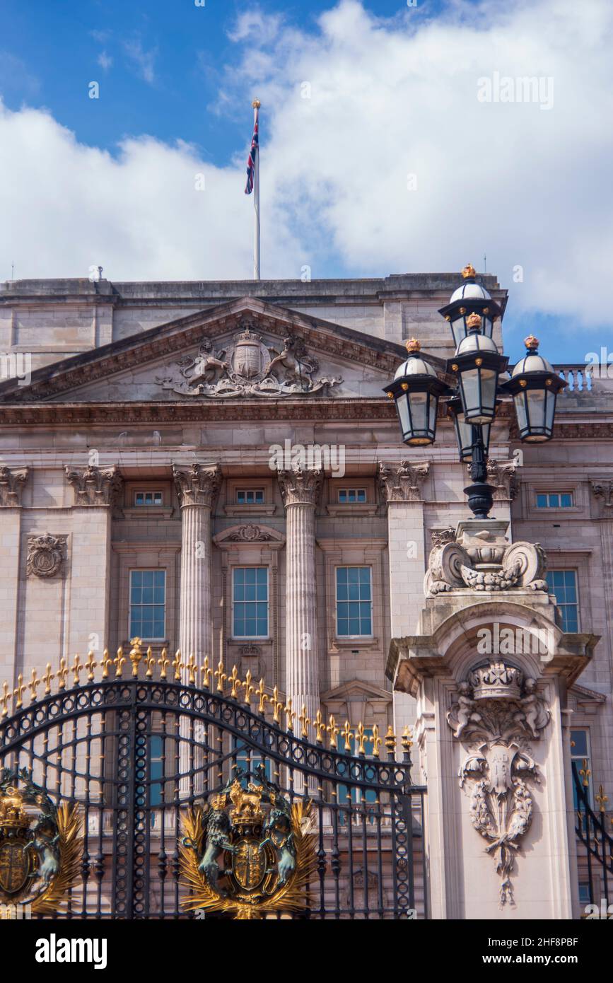 The gates and Buckingham Place Stock Photo - Alamy