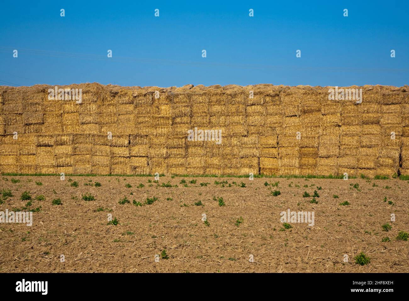 Big bale straw stack hi-res stock photography and images - Alamy