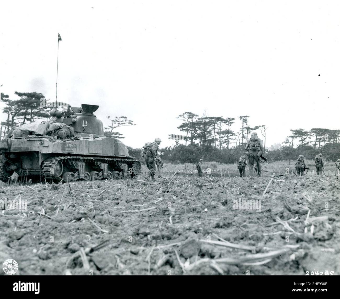 SC 204285 - Supported by a tank, infantrymen advance through heavy fire ...