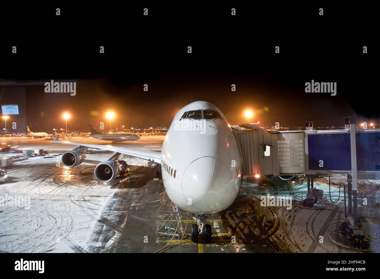 Night aircraft maintenance hi-res stock photography and images - Alamy