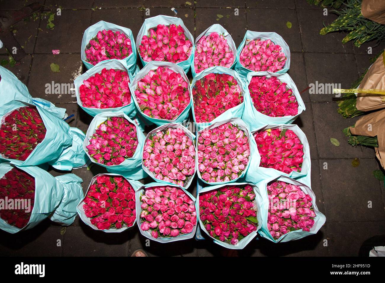 roses offered at the night flower market in Bangkok Stock Photo - Alamy
