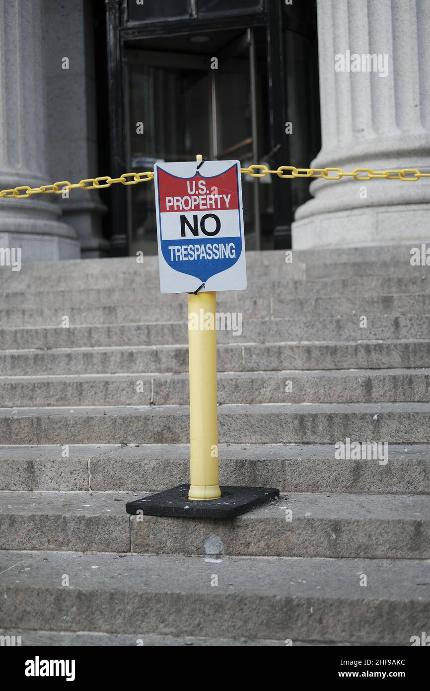 No Trespassing sign in New York, Government building Stock Photo - Alamy