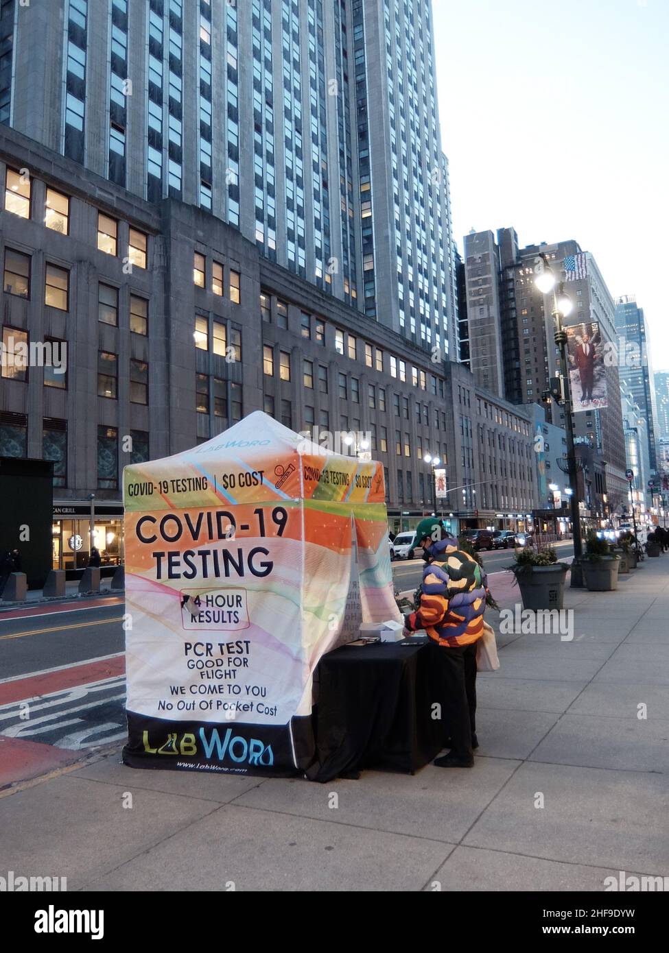 Nyc covid testing hi-res stock photography and images - Alamy