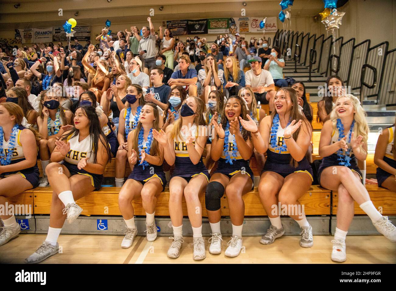 Audience clapping and cheering hi-res stock photography and images - Alamy