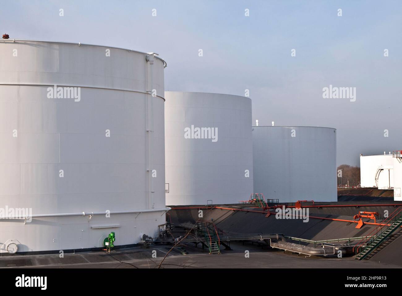 white tanks in tank farm with blue sky Stock Photo - Alamy