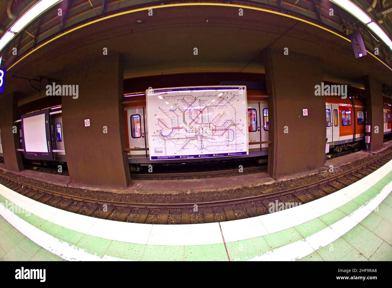 Empty train platform hi-res stock photography and images - Alamy