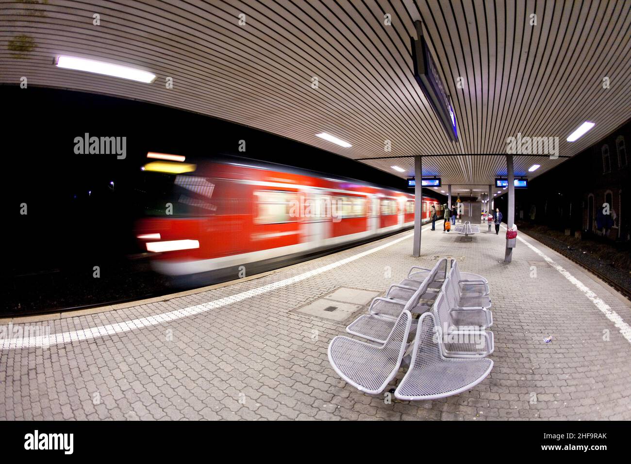 Empty station concourse hi-res stock photography and images - Alamy