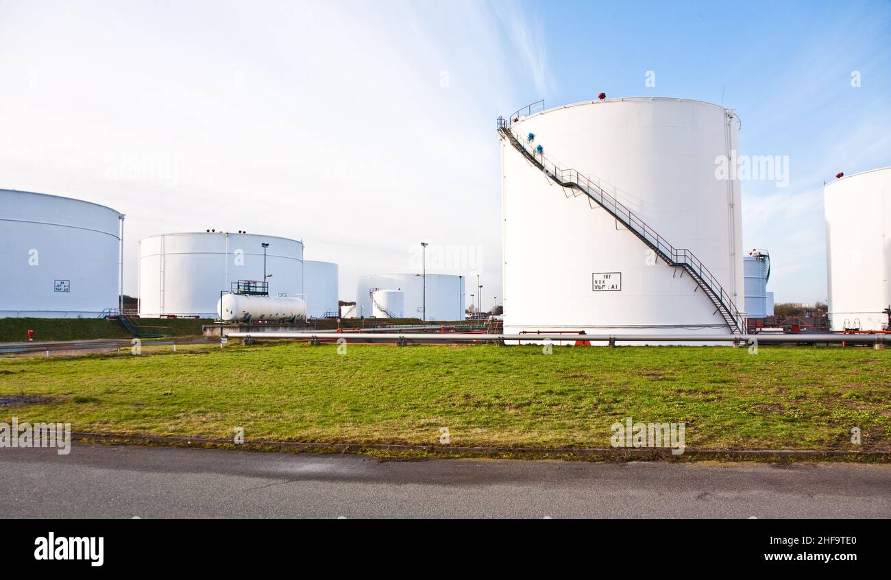 white tanks for petrol and oil in tank farm with blue sky Stock Photo ...