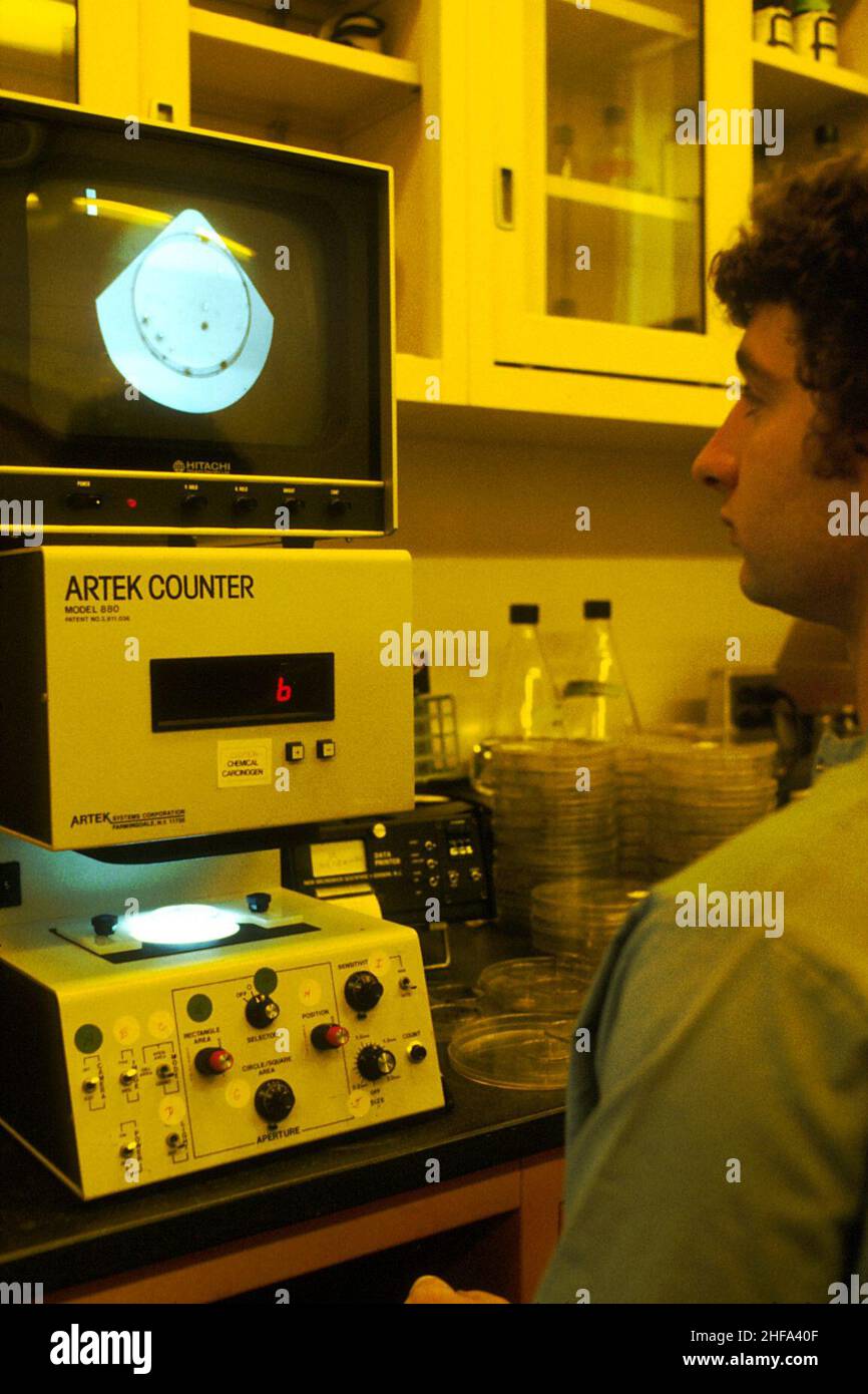 Scintillation counter hi-res stock photography and images - Alamy