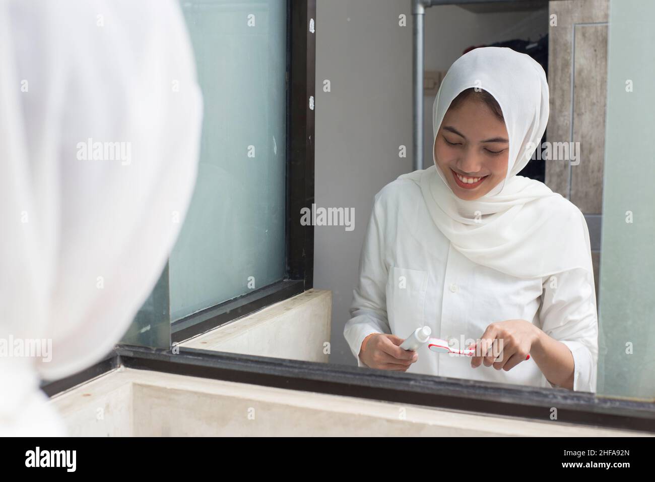 asian muslim woman brush her teeth Stock Photo - Alamy